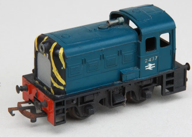TRI-ANG 00 GAUGE0-4-0 DOCK SHUNTER BRITISH RAIL LIVERY No. 2437, NON ...