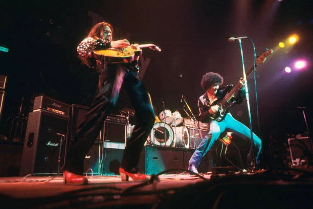 THIN LIZZY PERFORM On Stage Us Tour Gary Moore Phil Lynott 1977 OLD ...