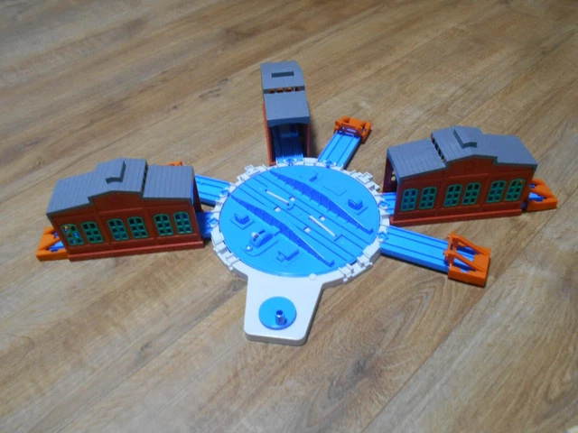 TOMY TRACKMASTER THOMAS the tank engine turntable engine sheds and ...