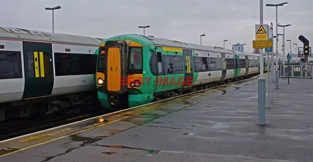 PHOTO SOUTHERN Electrostar Class 377 Emu 377 151 Arriving At Clapham ...