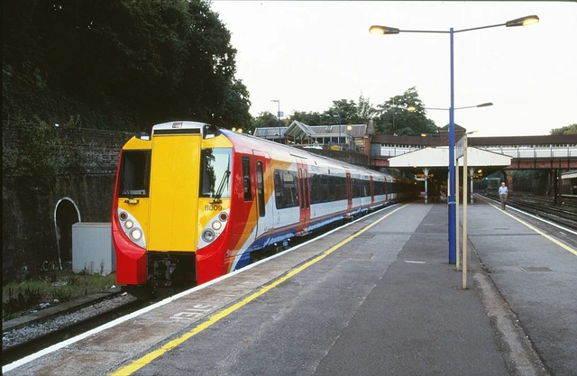 2393 COLOUR RAILWAY Slide Emu Class 458 8009 At Weybridge 2002 £2.99 ...