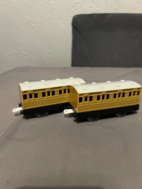 THOMAS AND FRIENDS, Trackmaster Pair Of Coaches £8.00 - PicClick UK