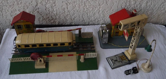 MODÉLISME FERROVIAIRE LOT décor ancien passage niveau gare wagon ...