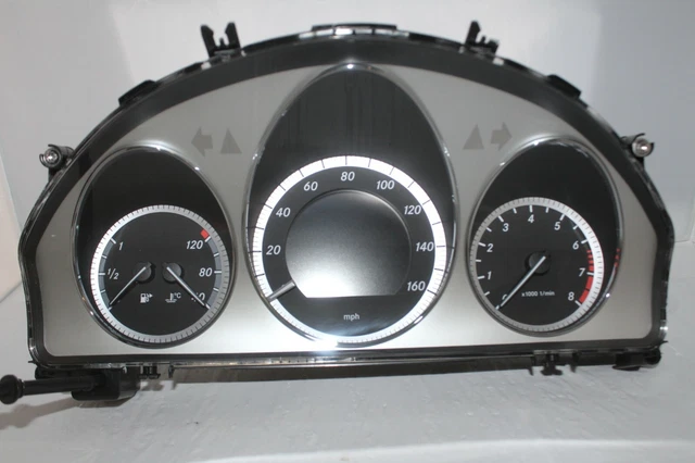COMPTEUR DE VITESSE Instrument Cluster Tableau de bord 09 Classe C C230 ...