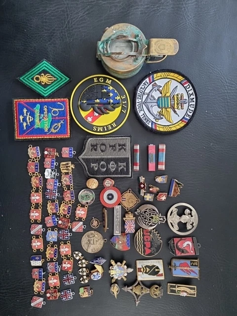 LOT MILITARIA ET divers dont insignes écusson Gendarmerie. Compas Marine WW2 etc EUR 80,00 ...