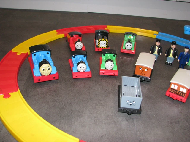 THOMAS THE TANK Engine Train Set With Trains & Figures £31.90 - PicClick UK