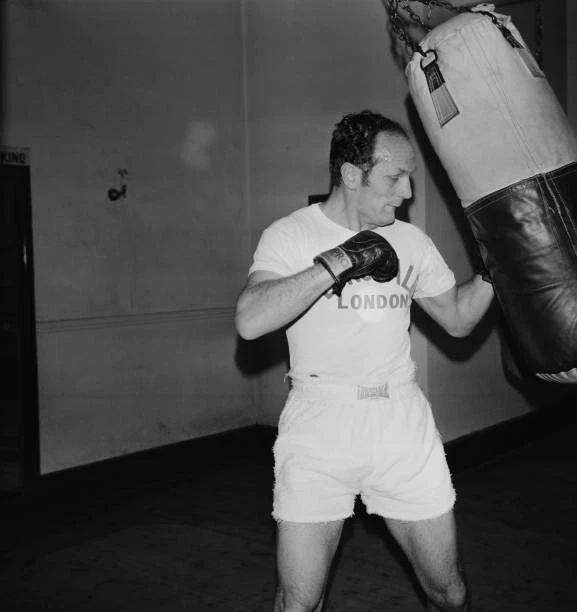BRITISH HEAVYWEIGHT BOXER Henry Cooper training for his fight agai- Old ...