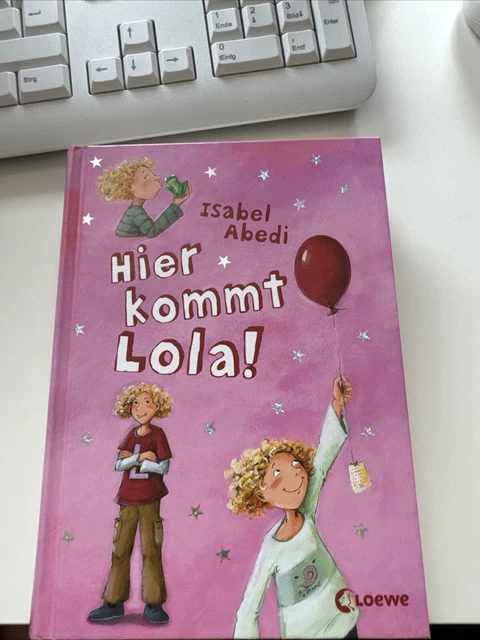 HIER KOMMT LOLA! von Isabel Abedi (2004, Gebundene Ausgabe) EUR 1,00 ... HIER KOMMT LOLA! von Isabel Abedi (2004, Gebundene Ausgabe) EUR 1,00 ...