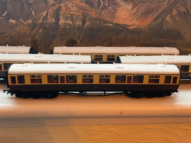 JOB LOT OF eight OO gauge GWR model railway carriages (all eight). £42. ...