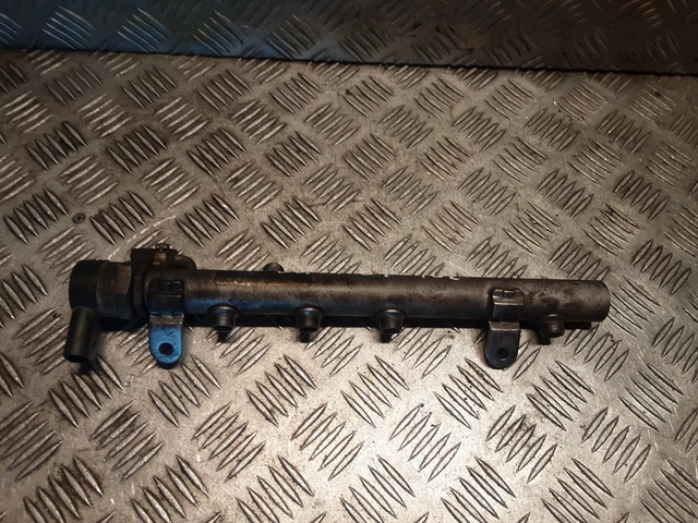 MERCEDES-BENZ C 320 CDI W204 Côté Gauche Rail Carburant 6420702495 3.0 ...