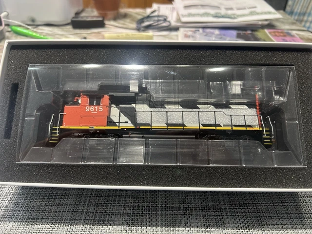 ATHEARN GENESIS HO EMD GP40-2L Canadian National Locomotive #9615 DC ...