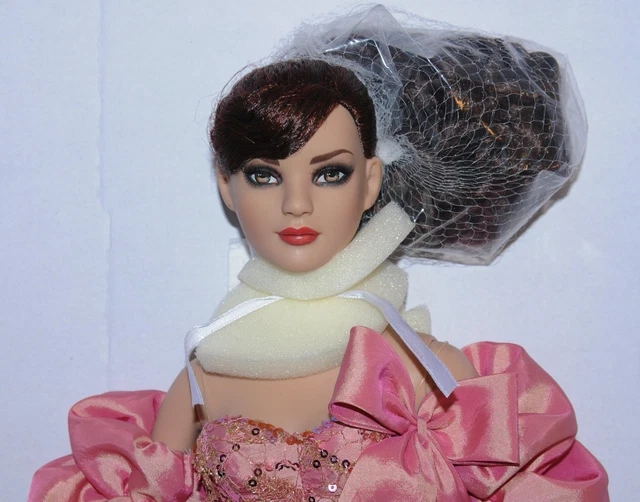 CREOLE ROMANCE 22& Tonner American Model Doll with box and stand ...