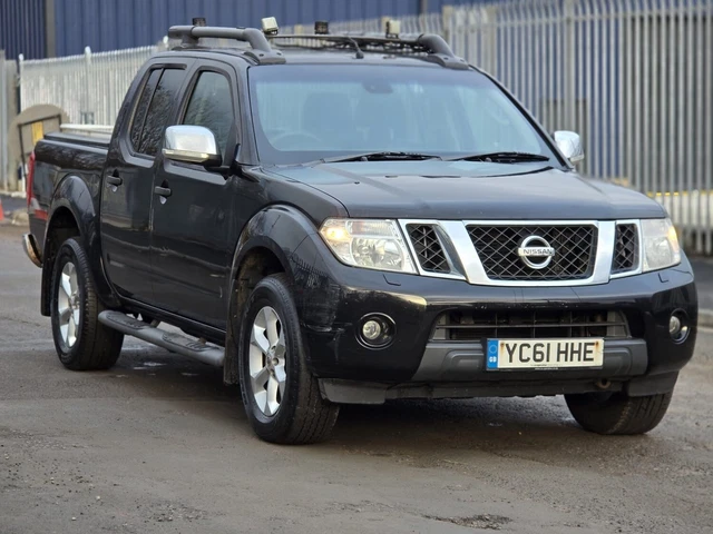 2011 NISSAN NAVARA Double Cab Pick Up Tekna 2.5dCi 190 4WD Auto PICK UP ...