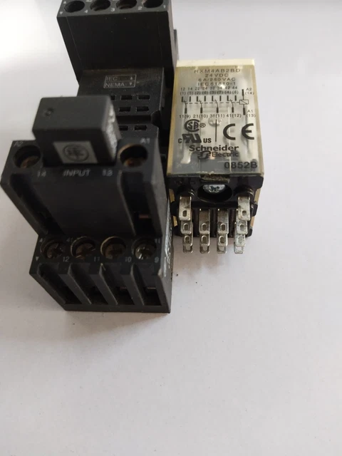 TELEMECANIQUE RXZE2M114M RELAY With RXM4AB2BD Socket Base 24VDC LOT OF ...
