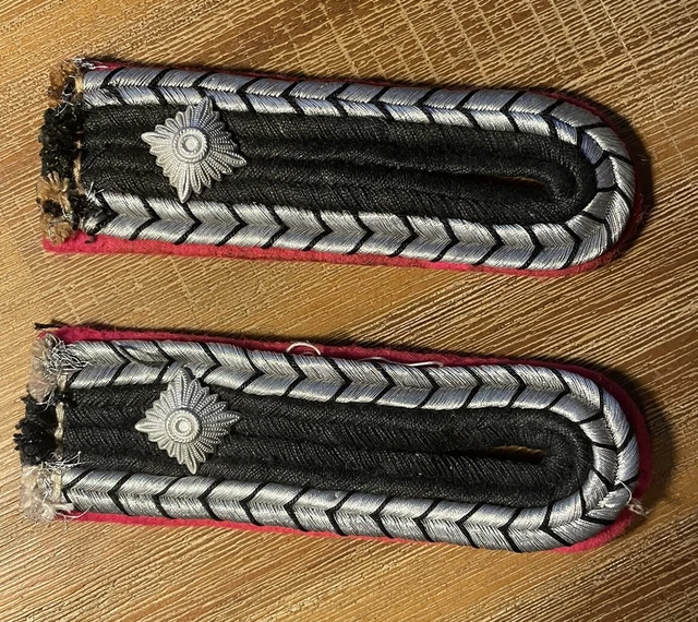 ORIGINAL WEHRMACHT SOLDIERS Epaulettes Uniform WW2 WW2 German Reich £1. ...