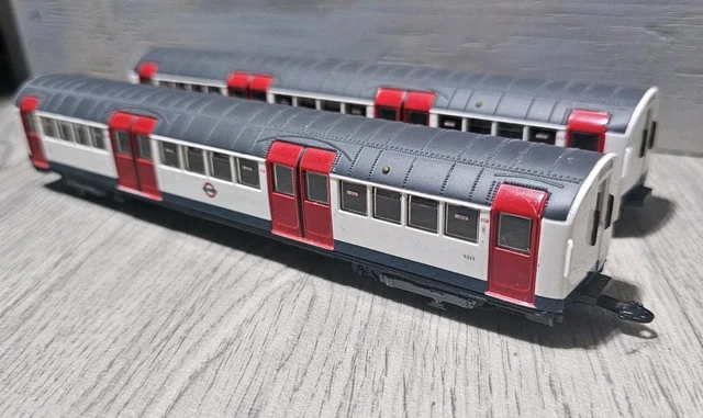 2 X GILBOW EFE London underground center coaches Tube Train Set 00 ...
