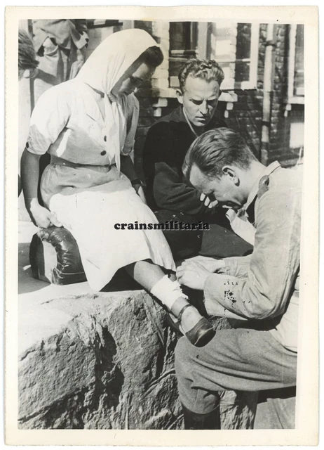 ORIG. PRESSE FOTO Sanitäter hilft ukr. Mädchen Bevölkerung Ukraine 1941 EUR 9,99 - PicClick DE