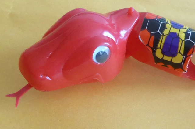 DDR-SPIELZEUG-GLIEDER-SCHLANGE, CA. 60 cm lang, in der Hand gehalten ...