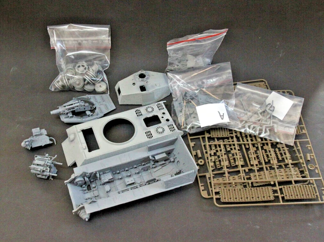 1:35 TAKOM 2047 Sd.Kfz.182 King Tiger Henschel Turret teilgebaut ...