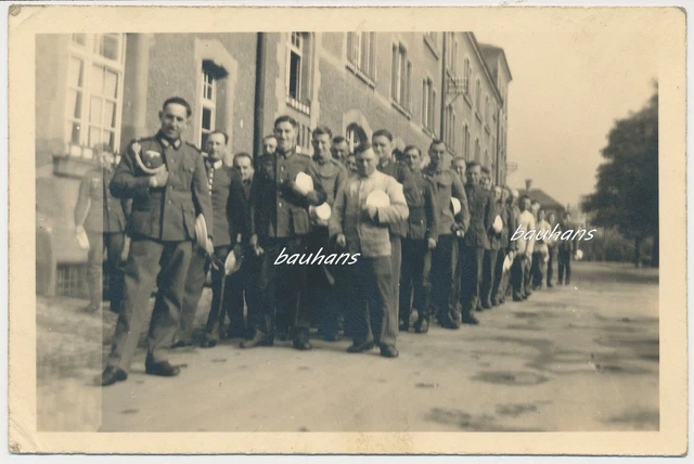 FOTO SOLDATEN WEHRMACHT-ANSTEHEN zum Mittagessen 2.WK (n334) EUR 3,55 ...