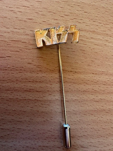KISS GOLD STICK PIN FROM 1978 AUCOIN MANAGEMENT VERY HARD TO FIND NOT ...