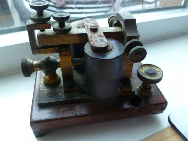 ANTIQUE MORSE CODE Telegraph / Railroad Sounder on Wood Base £25.00 ...