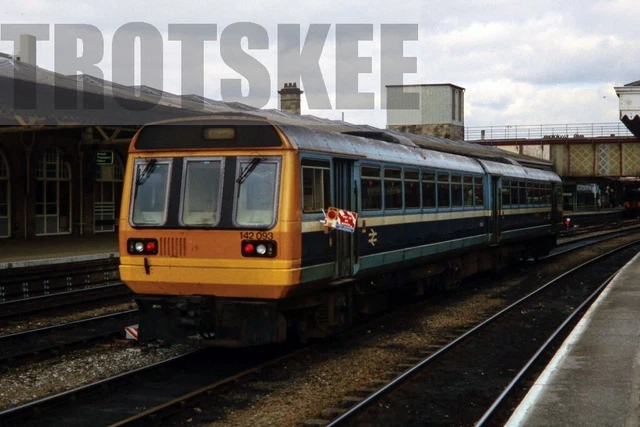 35MM SLIDE BR British Railways DMU Class 142 142093 1995 Strafford Orig ...