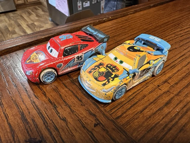 DISNEY/PIXAR CARS ICE Racers 1:55 Scale Lightning McQueen / Miguel ...