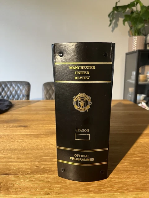 MANCHESTER UNITED FOOTBALL programmes United Review Folder 2005/06 ...