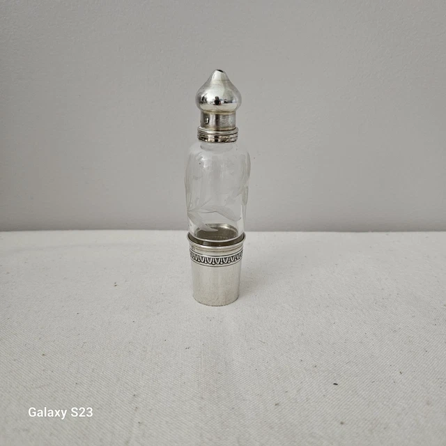 PETIT FLACON À eau de mélisse en cristal et en argent. Poinçon minerve ...