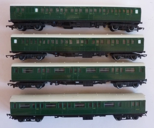 OO TRI-ANG SOUTHERN RAILWAY PANELLED CORRIDOR COACHES x 4 (Ex ...
