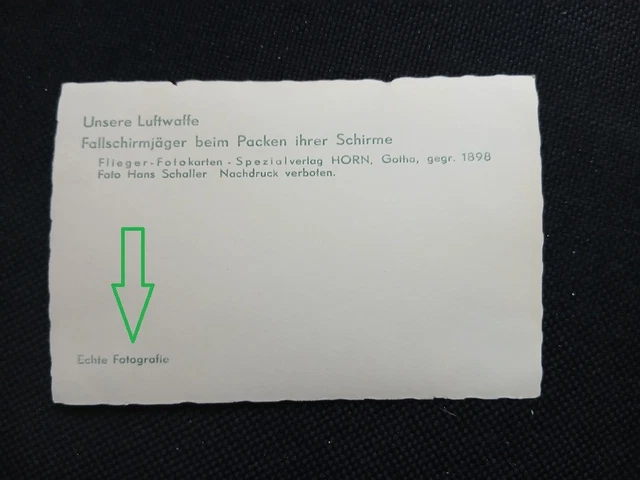 FOTO 2. WK Unsere Luftwaffe-Fallschirmjäger beim Packen ihrer Schirme ...