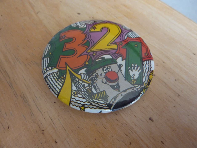 ITV SHOW 321 audience members vintage 1970s Ted Rogers DUSTY BIN pin ...
