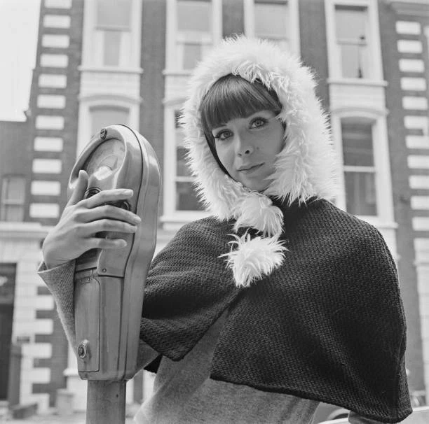 CHRISTINE HARRIS MODELS a furry hood and cape 1964 OLD PHOTO $8.50 ...