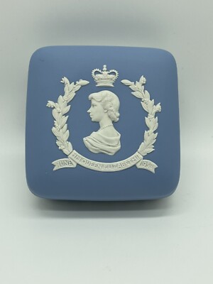 BLUE WEDGWOOD JASPERWARE Queen Elizabeth II Silver Jubilee trinket box Gorgeous $121.39 ...