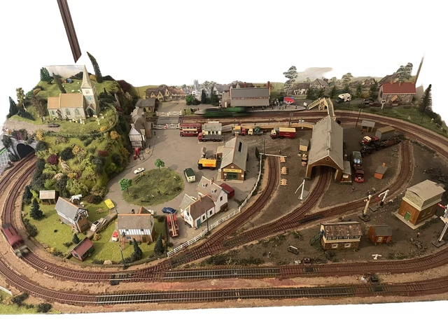 OO GAUGE OVAL Model Railway, train Layout fully scenic, 6’5” x 4ft With ...
