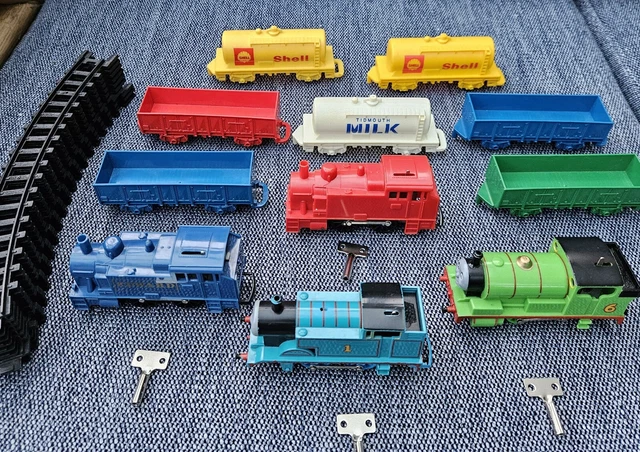 VINTAGE CLOCKWORK TRAIN Set Thomas the Tank Engine. Track, Keys, Locos ...