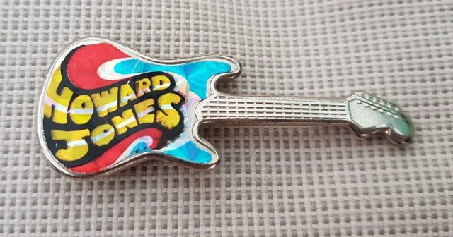 ORIGINAL HOWARD JONES 1980's Guitar Shaped Metal Badge EUR 11,55 ...