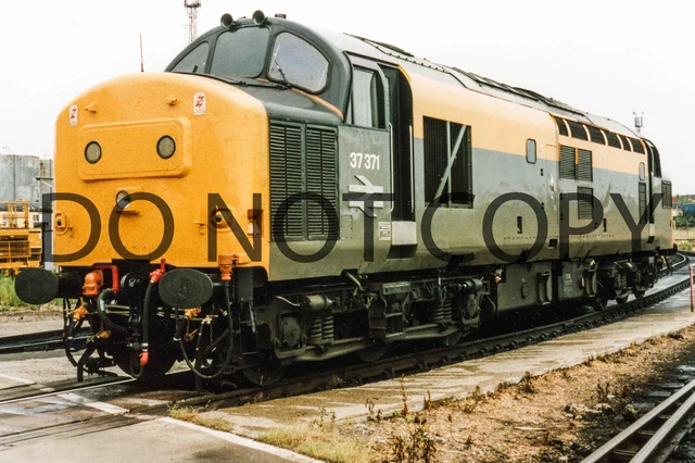 UK DIESEL TRAIN Railway Photograph Of Class 37 37371 Loco. Rm37-1075 £2 ...