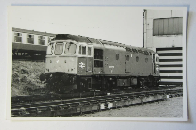 RWY1580 - 1988 Locomotive 33202 at STEWARTS LANE Railway Yard Shed ...