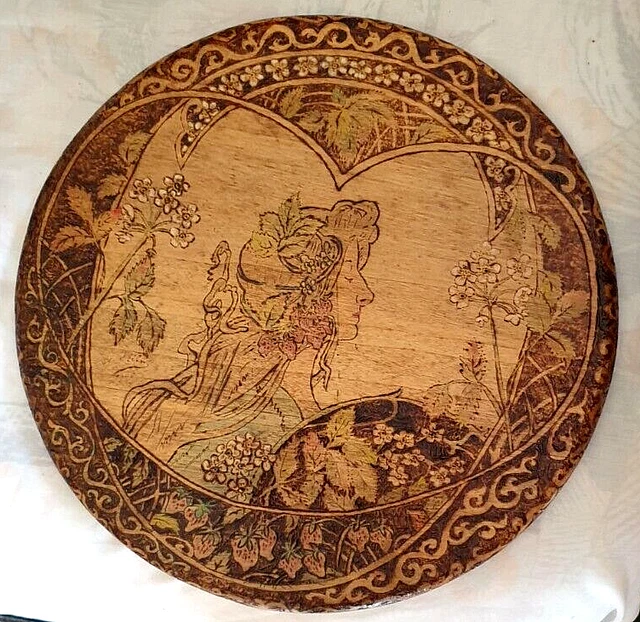 RARE PYROGRAVURE SIGNÉ et daté 1906 ,Allemagne genre Mucha à identifier ...