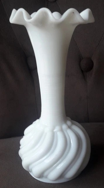 PETIT VASE ANCIEN en opaline Verre moulé blanc opalescent et laiteux 19cm EUR 10,00 - PicClick FR