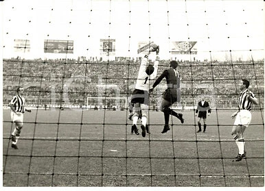 1959 CALCIO JUVENTUS-GENOA Parata Giuseppe VAVASSORI su Paolo BARISON ...
