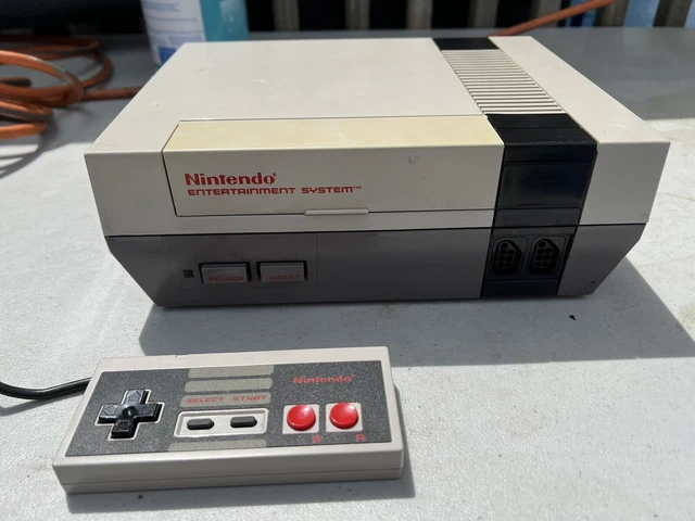 ORIGINAL NINTENDO CONSOLE Game System Model No. NES-001 1985 with ...