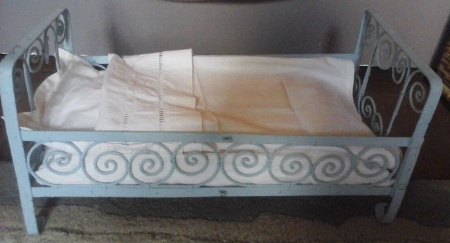 ANCIEN LIT DE POUPÉE ANCIEN en fer forgé et linge ancien EUR 40,00 - PicClick FR