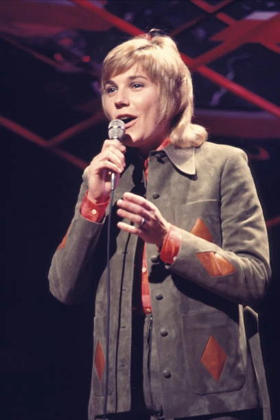 CANADIAN POP SINGER Anne Murray on BBC TV show 'Top Of The Pops' L- Old ...