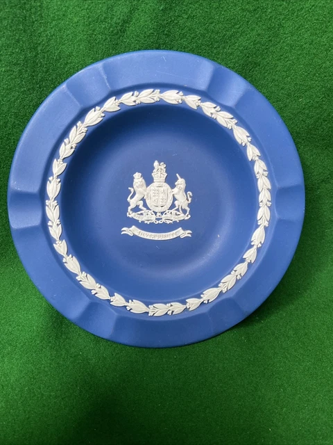 WEDGWOOD JASPERWARE QUEEN Elizabeth II Silver Jubilee Commemorative Plate £7.00 - PicClick UK