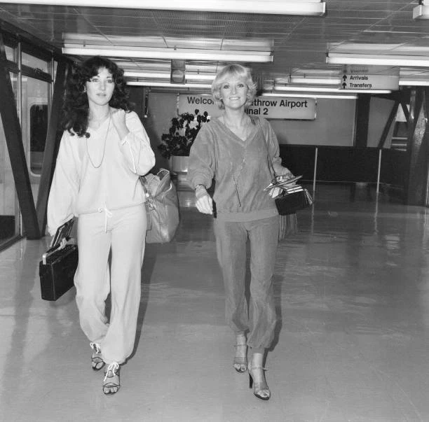 LYN PAUL SINGER pictured at London Heathrow Airport 1979 Old Photo 5 $8 ...