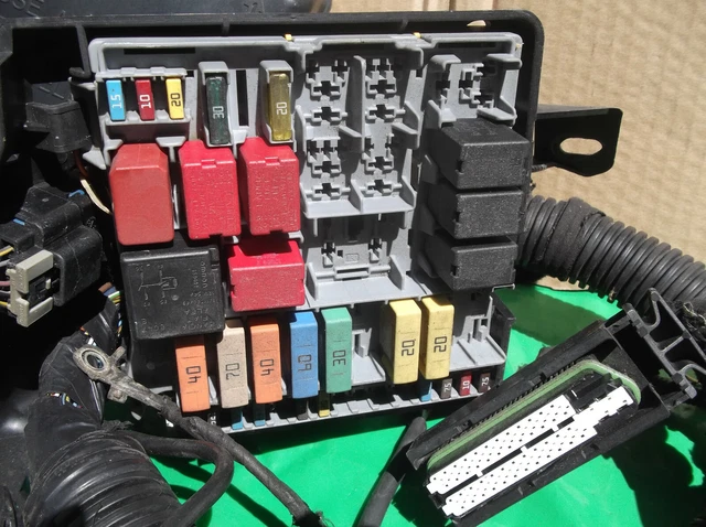 FIAT PANDA UNDER Bonnet Engine Bay Fuse Box with Aircon, Lid 2009 EUR ...