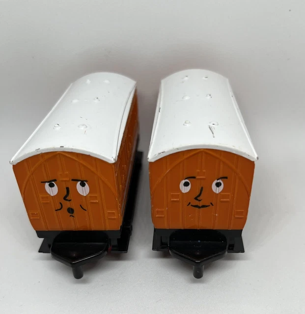 HORNBY R016 - 060 Annie and Clarabelle Thomas the Tank Engine Coaches ...